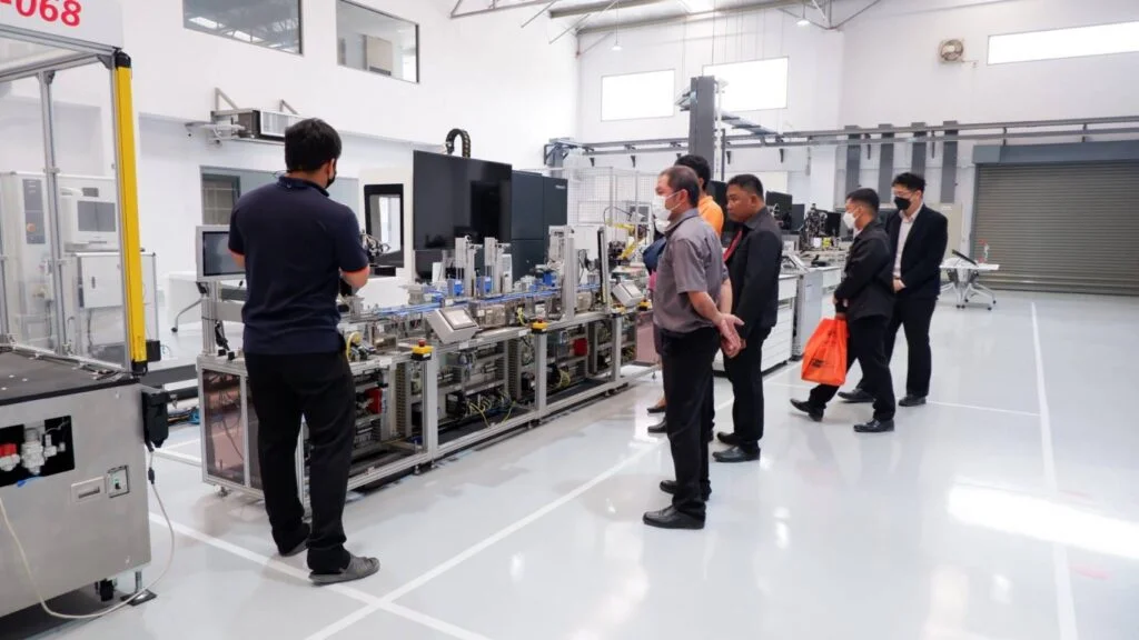SIMTEC ต้อนรับคณะอาจารย์จากวิทยาลัยการอาชีพแกลง เยี่ยมชม Learning Factory - SIMTEC สถาบัน ...