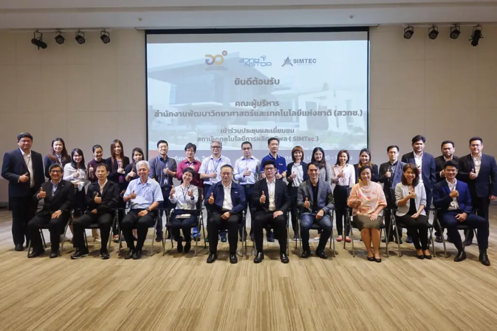 นักศึกษาในโครงการพัฒนาช่างเทคนิคระบบอัตโนมัติและหุ่นยนต์ในกลุ่ม ...